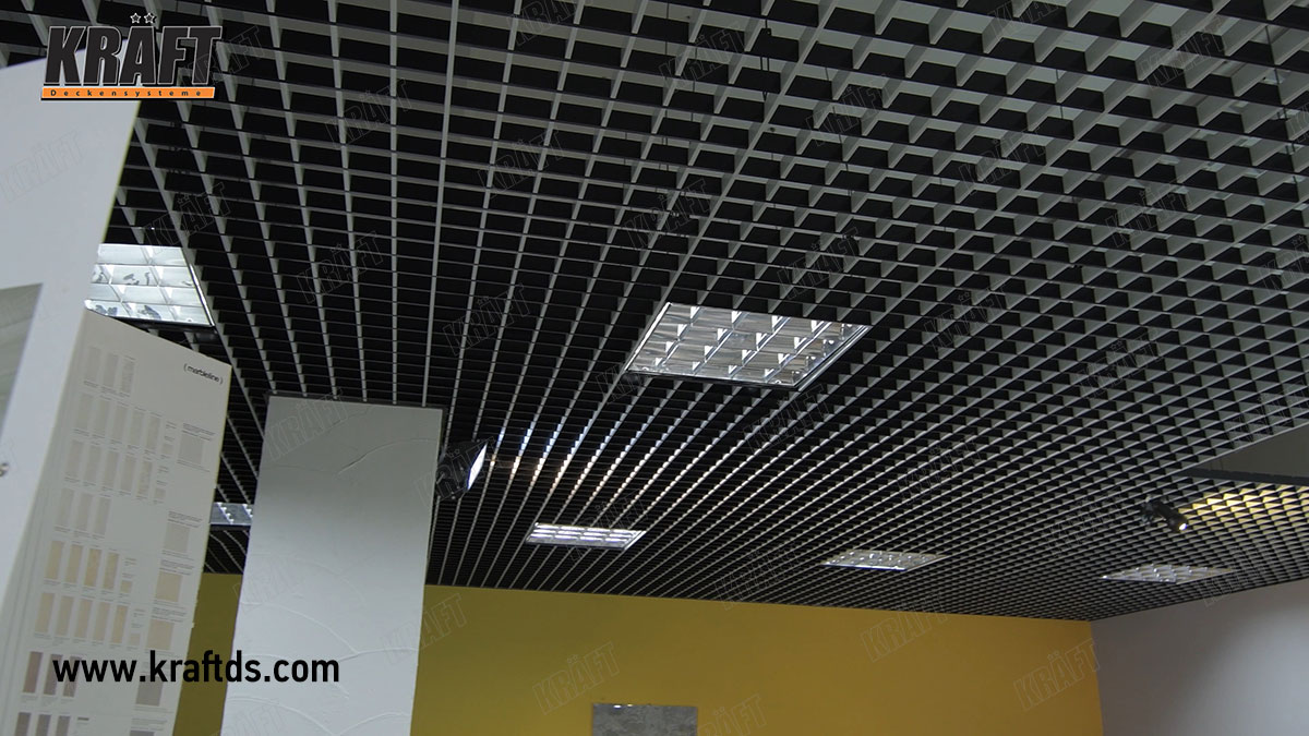 Sklep. Klasyczny sufit rastrowy, schemat „dzień i noc” / Store