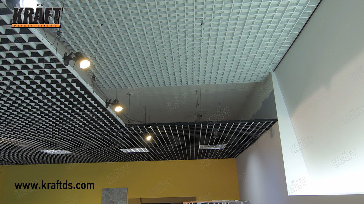 Sklep. Klasyczny sufit rastrowy, schemat „dzień i noc” / Store