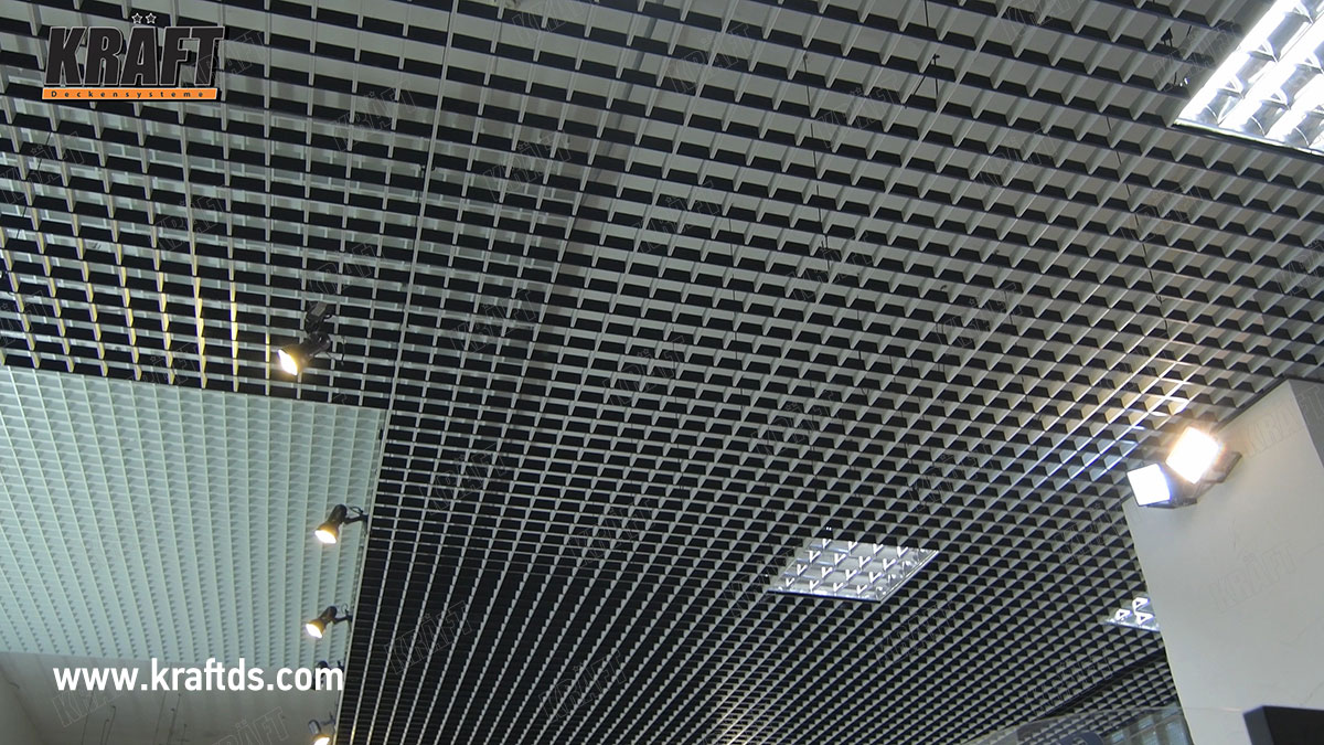 Sklep. Klasyczny sufit rastrowy, schemat „dzień i noc” / Store